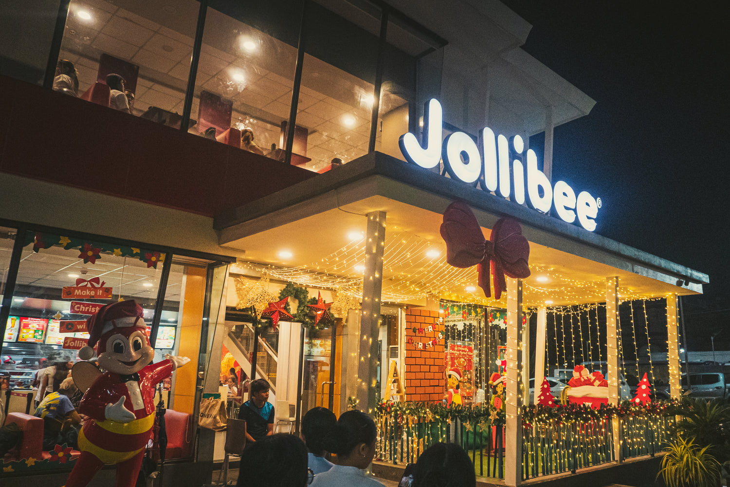 Jollibee: A Filipino Culinary Icon and Global Fast Food Sensation ...